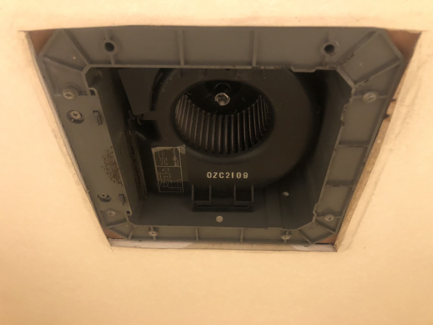 《トイレ換気扇が動かない 三菱VD-10ZC-1》横浜市神奈川区/電気関係の安心費用の交換修理業者なら - 電気べんりドットコム